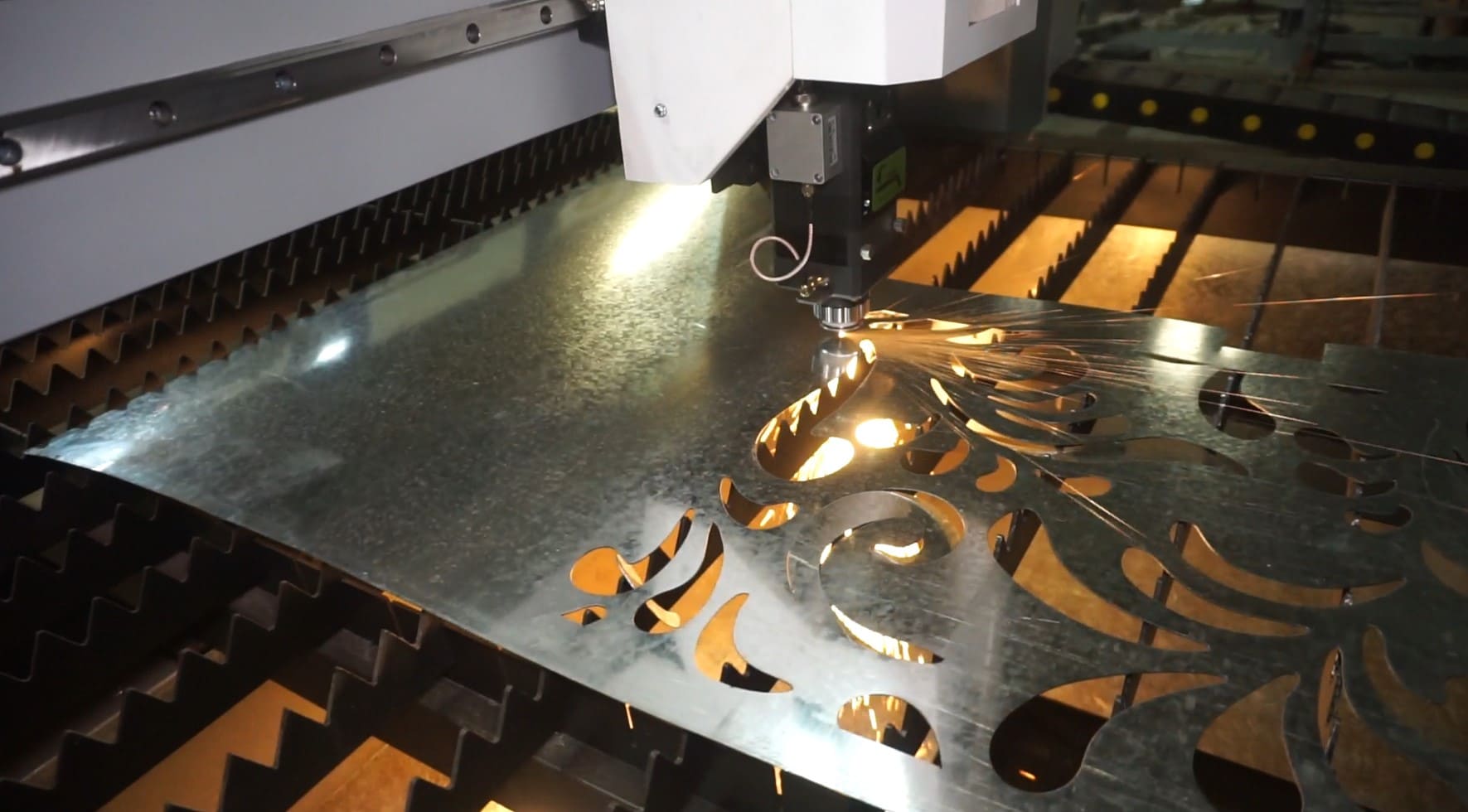 Harga Mesin CNC Cutting Plat Besi Bergaransi & Terbaru Juli 2025